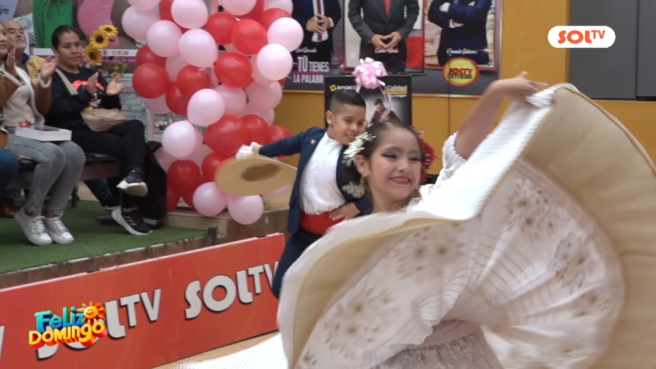 Gracia y pasión en el escenario: Alexia y Keylor brillaron con marinera ...